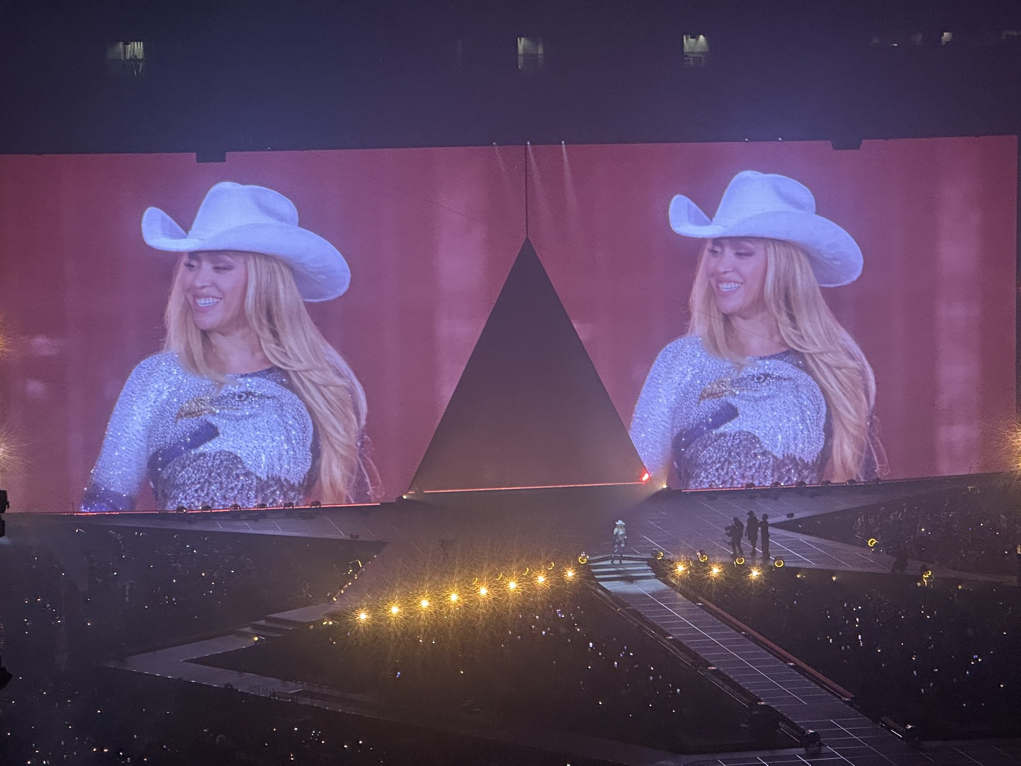 🎤 Beyoncé’s “Floating Car” Moment: Malfunction or Performance Art ...
